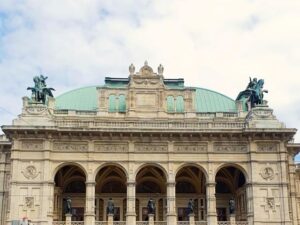 How to visit the opera house in Vienna