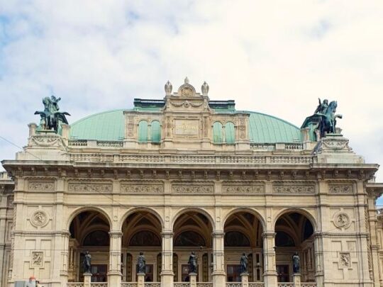 How to visit the opera house in Vienna